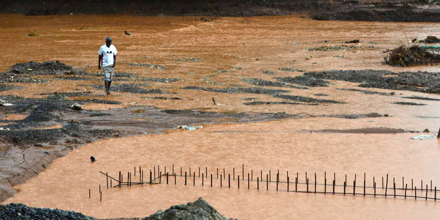 Heavy flooding disrupts Tana River bridge construction - Business Daily