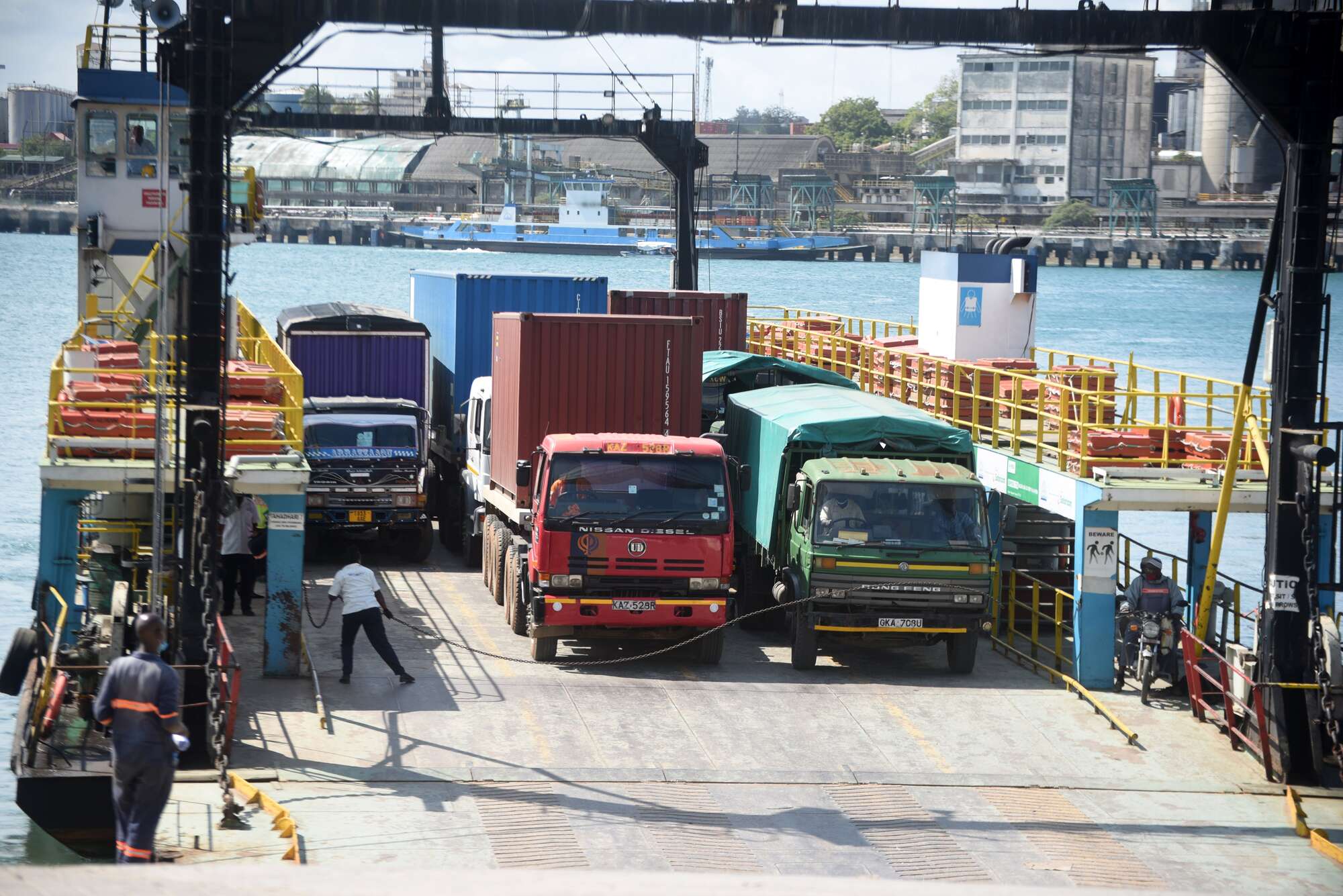 Commuters, traders cry foul as Mtongwe ferry suspended - Business Daily